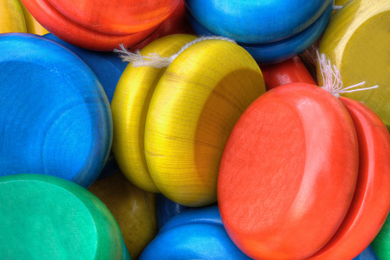 O ioiô é considerado o segundo brinquedo mais antigo da História ...